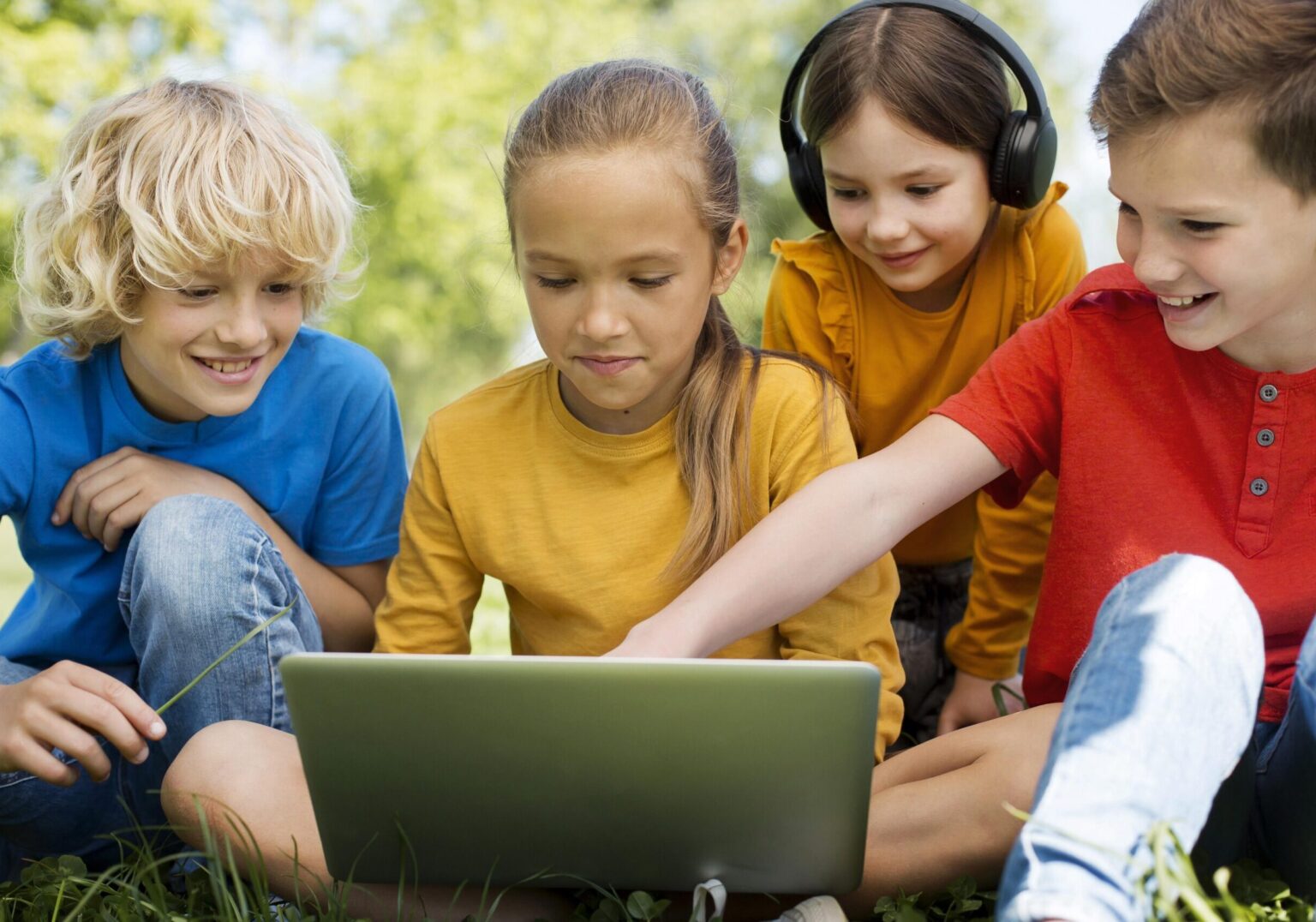 Scratch vs. Python: Which is Better for Kids? - Soft Tech Junior